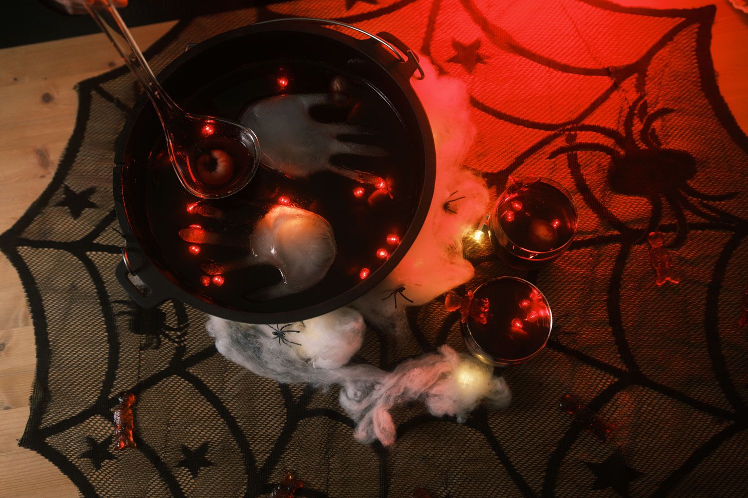 Halloween punch in a Dutch oven with eyes and hands | Skandika